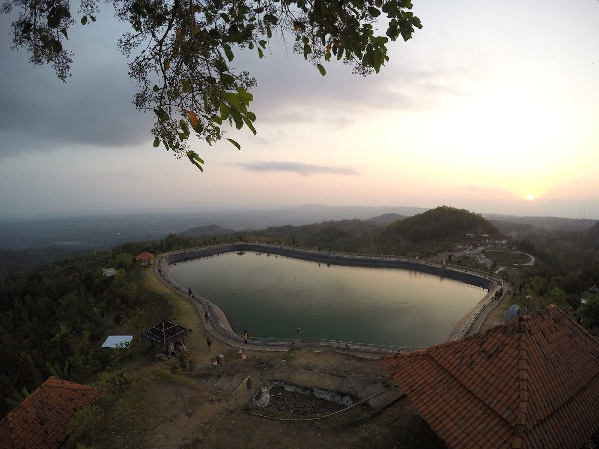Embung Nglanggeran: Telaga Buatan Bernuansa Alam di Puncak Gunung Api ...