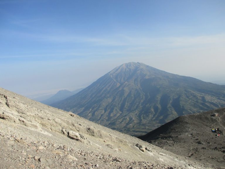 Panduan Pendakian Gunung Merapi: Mitos, Rute, & Tips Sunrise